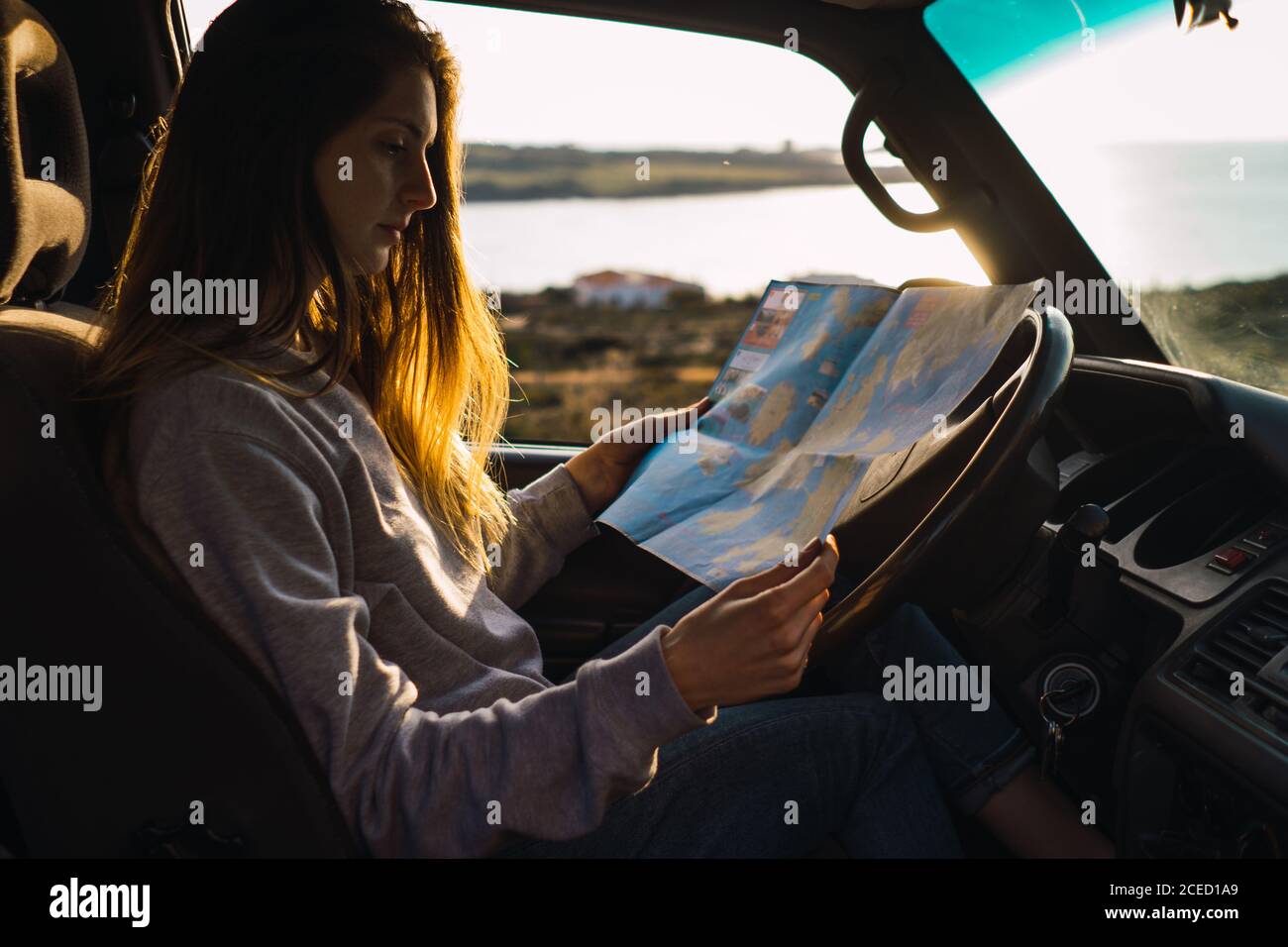 Reading map inside car hi-res stock photography and images - Alamy