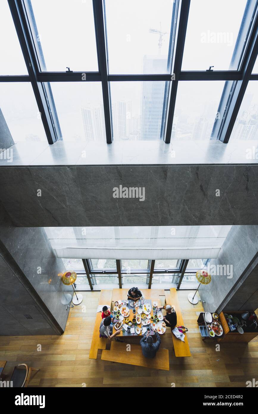 Group dining from above view hi-res stock photography and images - Alamy