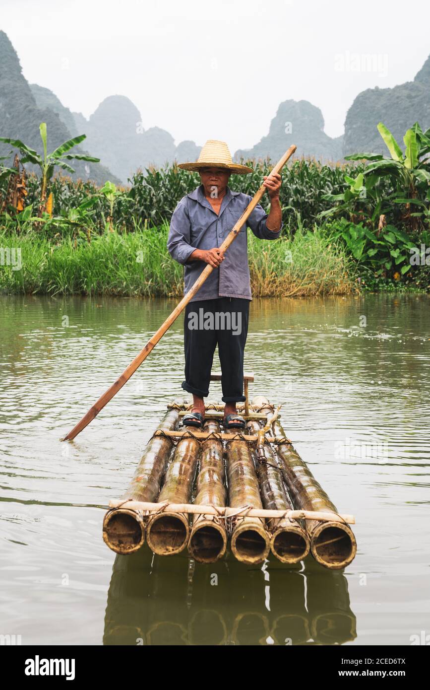 Chinese villager rafting on Quây Son river Stock Photo - Alamy