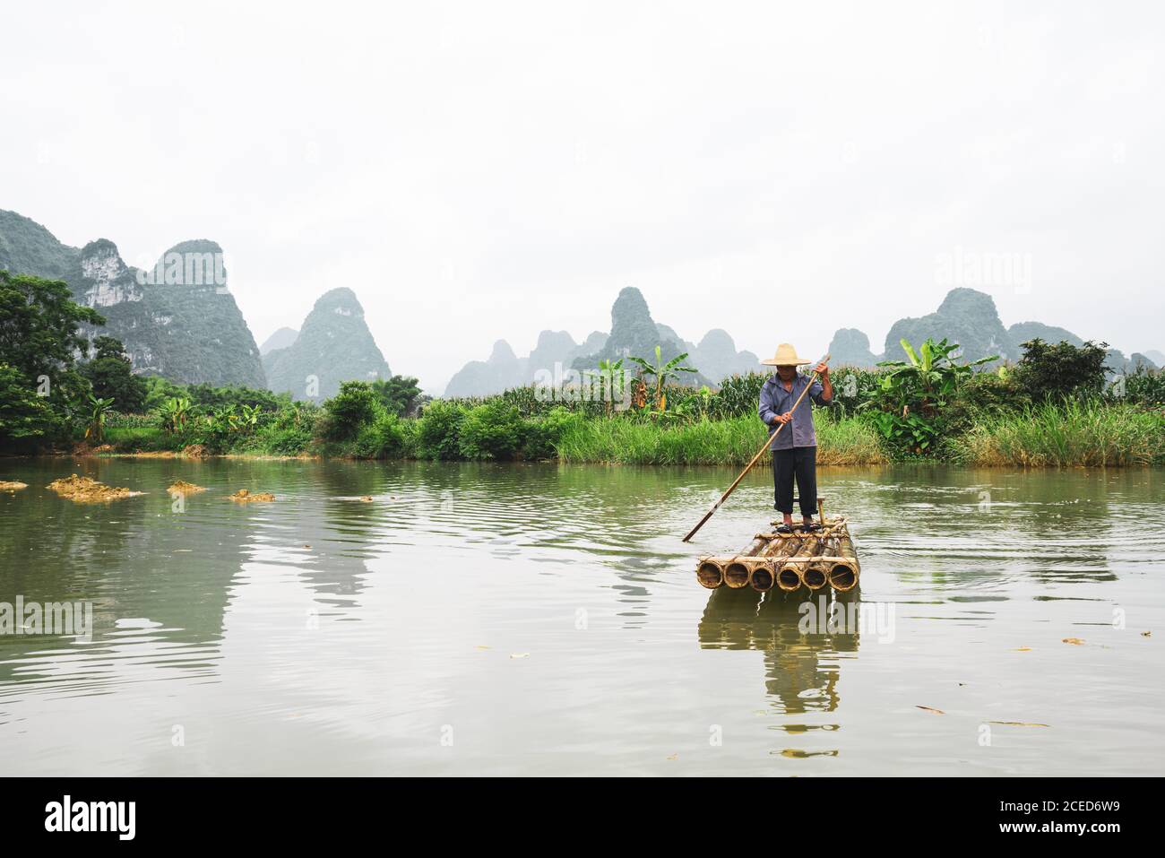 Chinese villager rafting on Quây Son river Stock Photo - Alamy