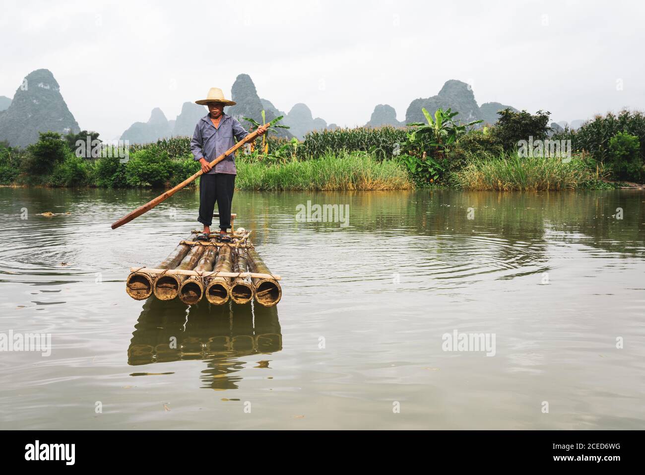 Chinese villager rafting on Quây Son river Stock Photo - Alamy