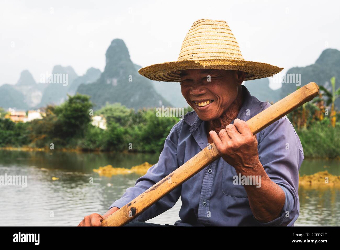 China man sitting working hi-res stock photography and images - Alamy