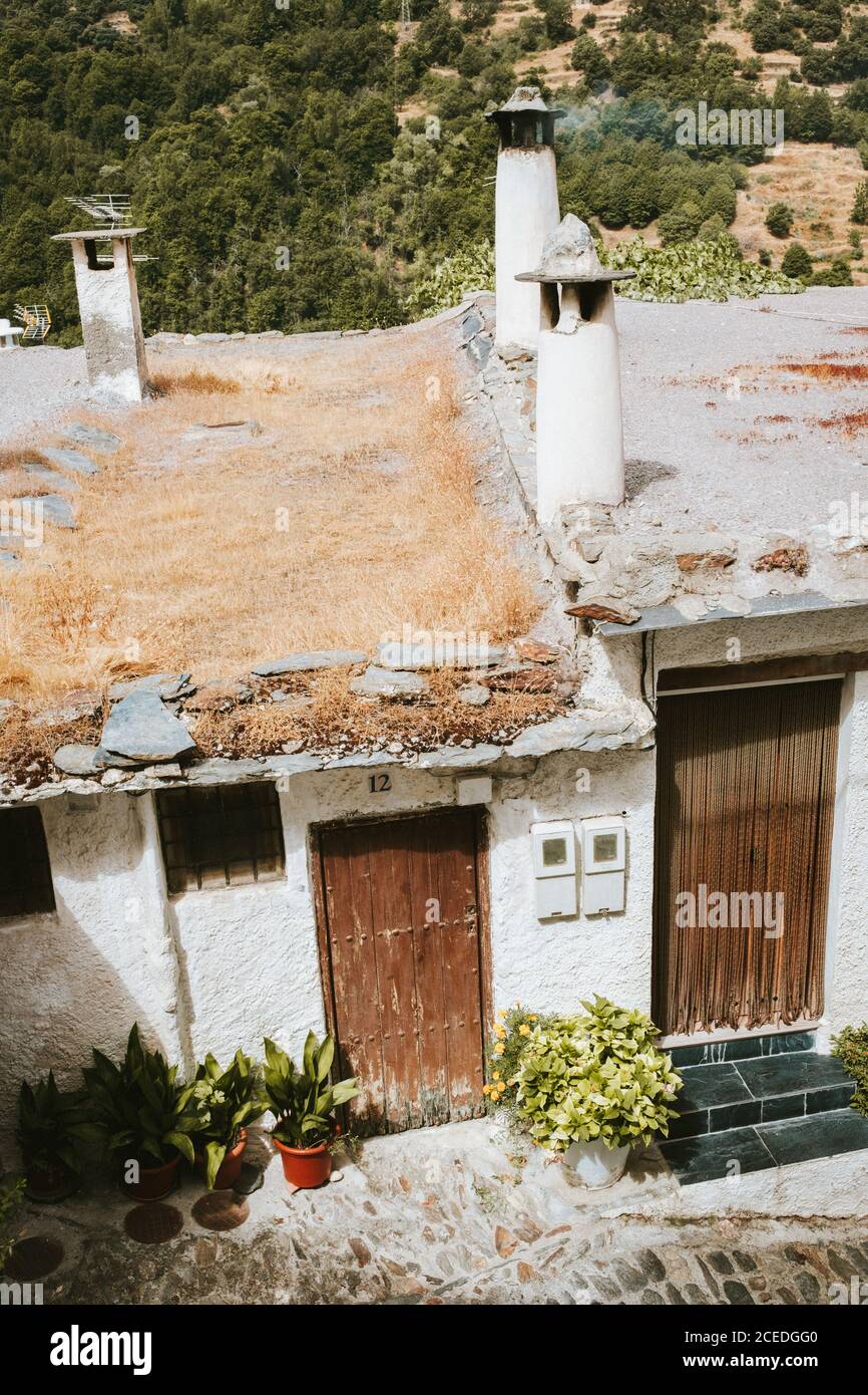 Crumbling houses hi-res stock photography and images - Alamy