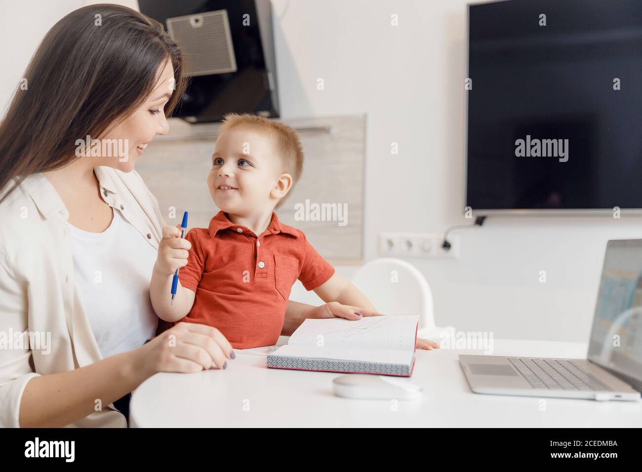Mother teach child write hi-res stock photography and images - Alamy