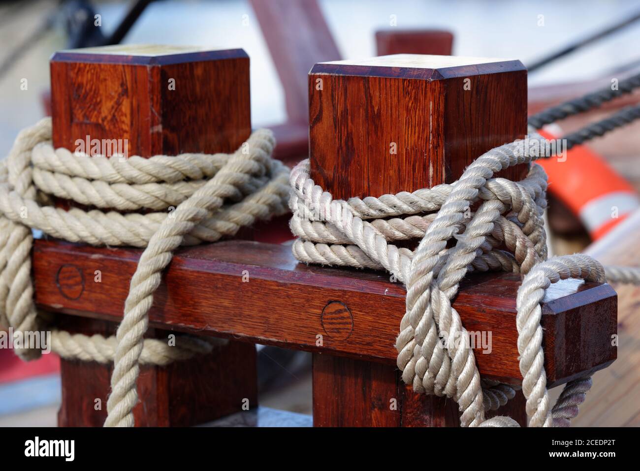 Wooden bollard on a tourist pier with rope of moored vessels Stock ...