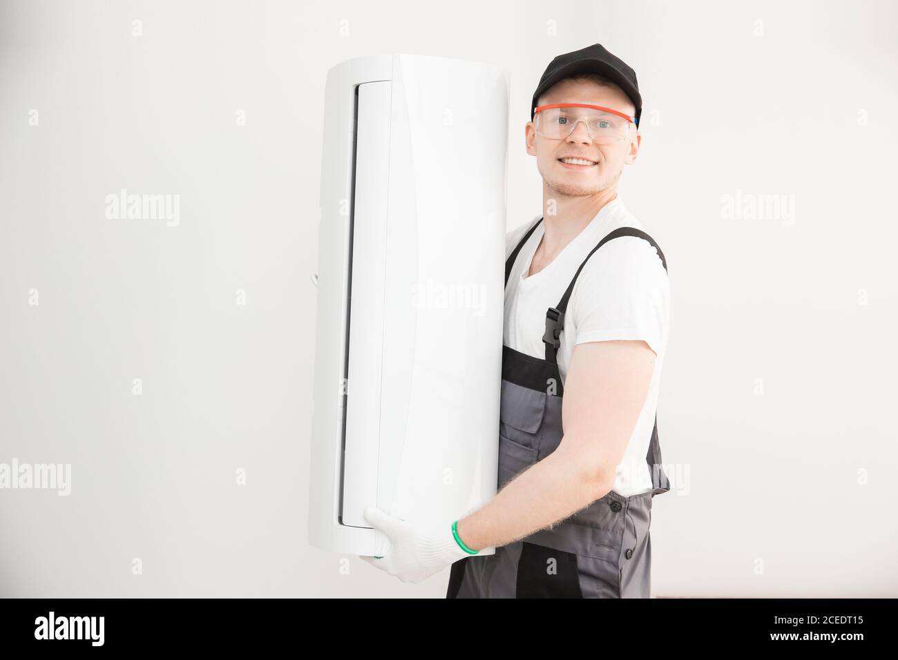 Ac technician at work hi-res stock photography and images - Alamy