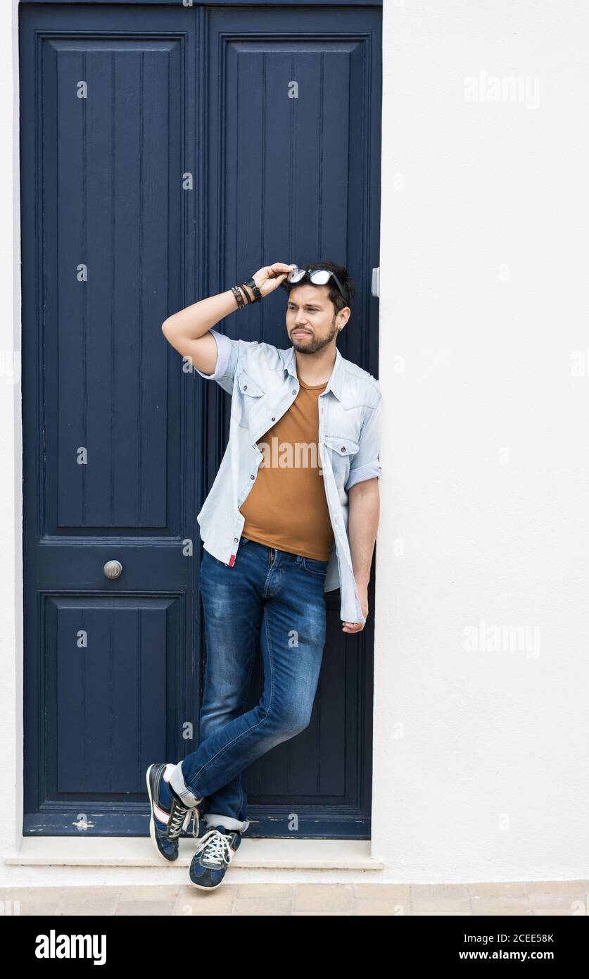 Old man leaning against wall hi-res stock photography and images - Alamy