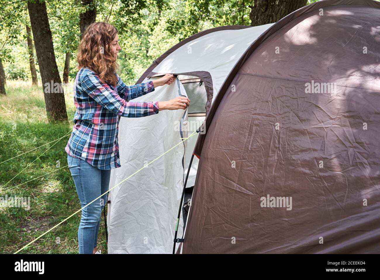 Family setting up tent hi-res stock photography and images - Alamy