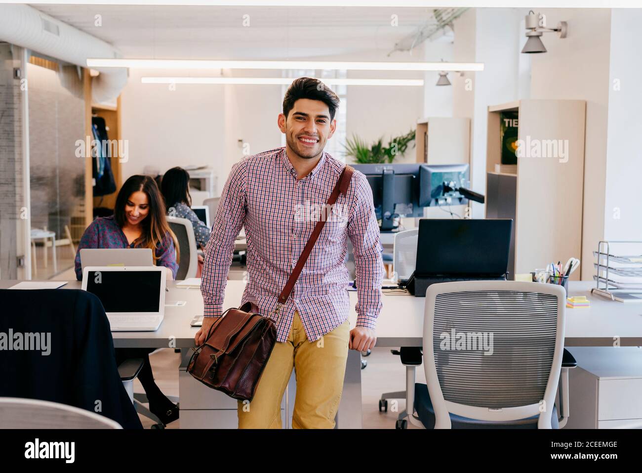 Man leaning on table hi-res stock photography and images - Alamy