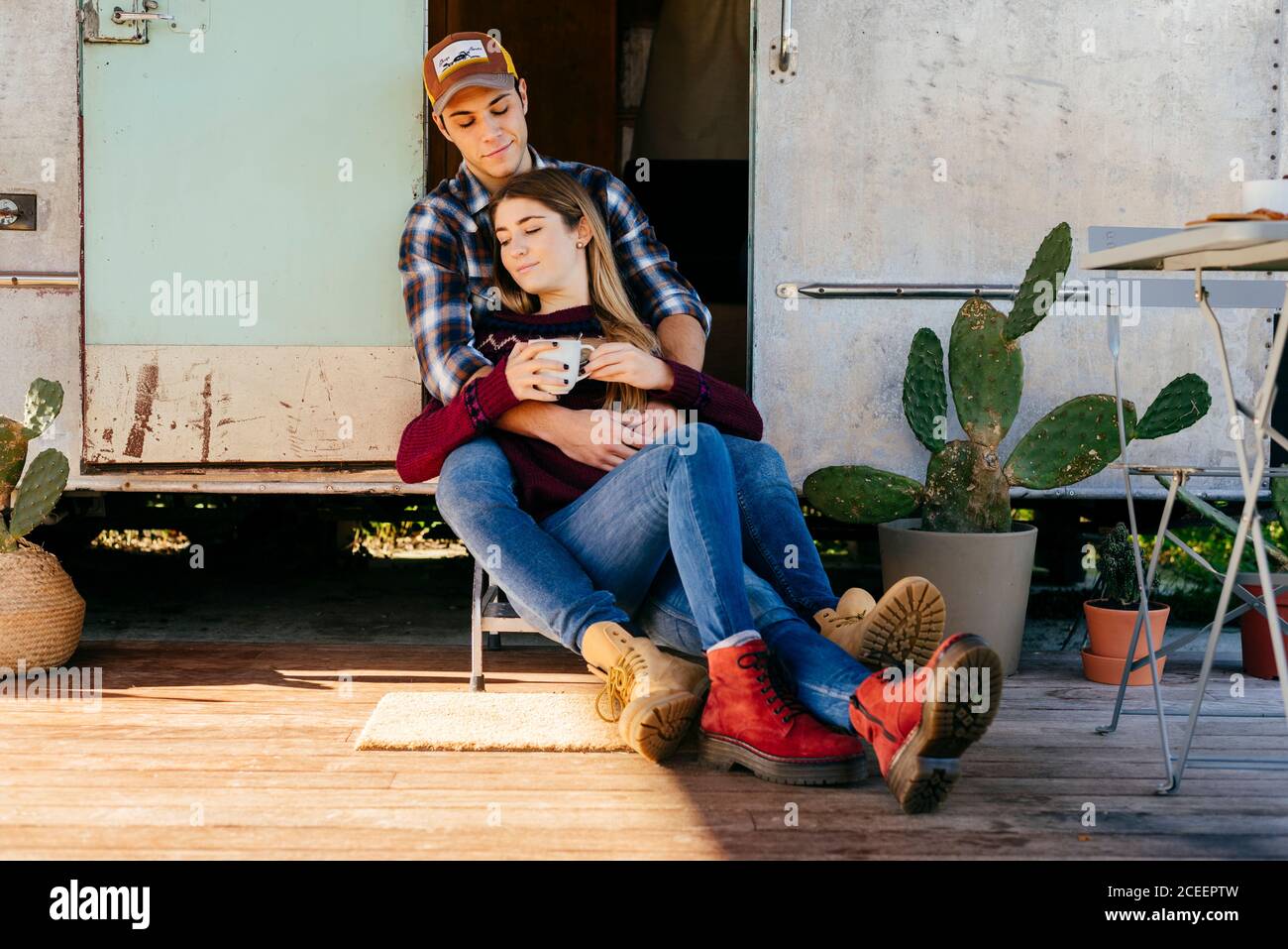Couple hugging camper van hi-res stock photography and images - Alamy