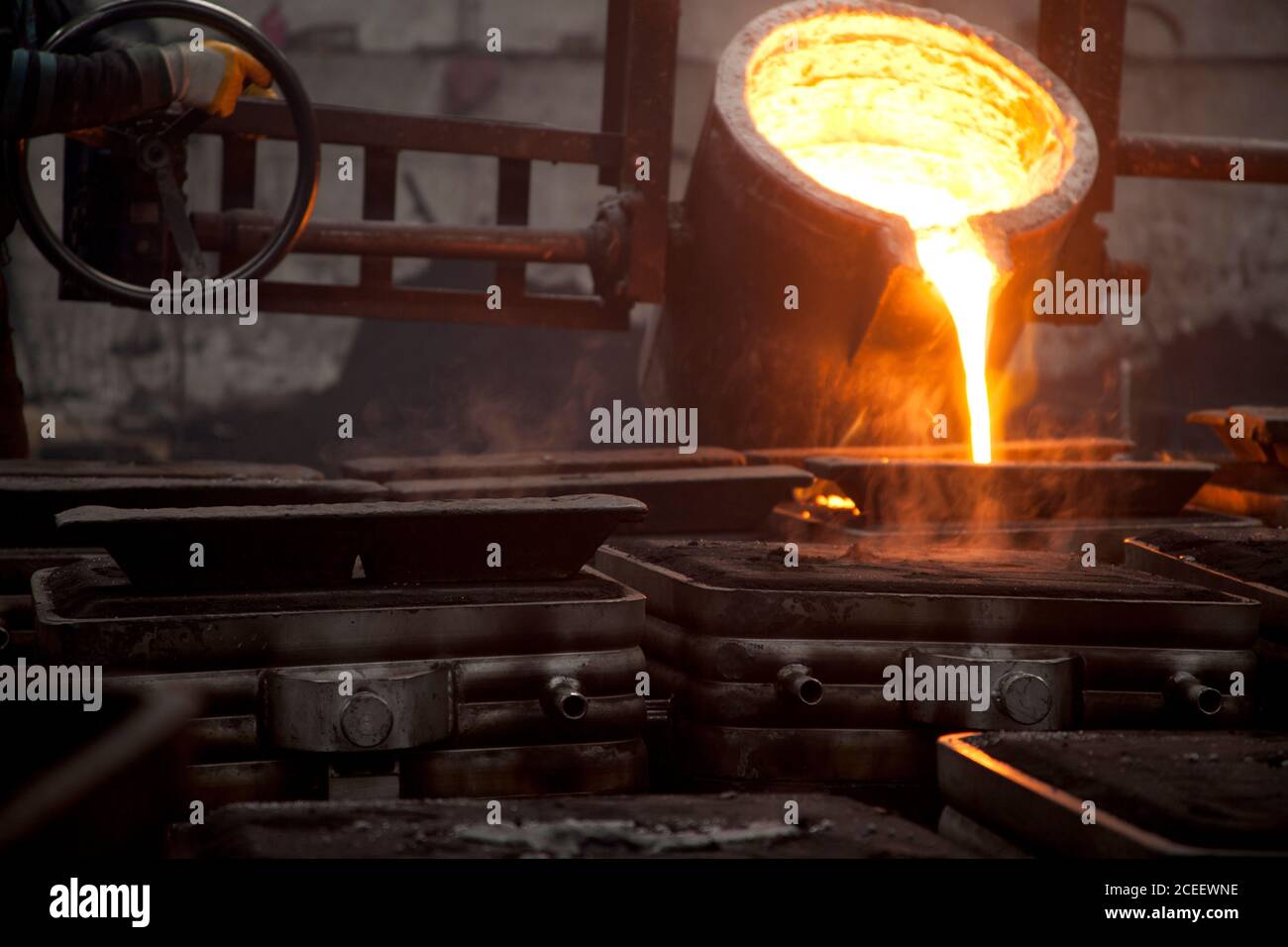 Liquid metal molding hi-res stock photography and images - Alamy