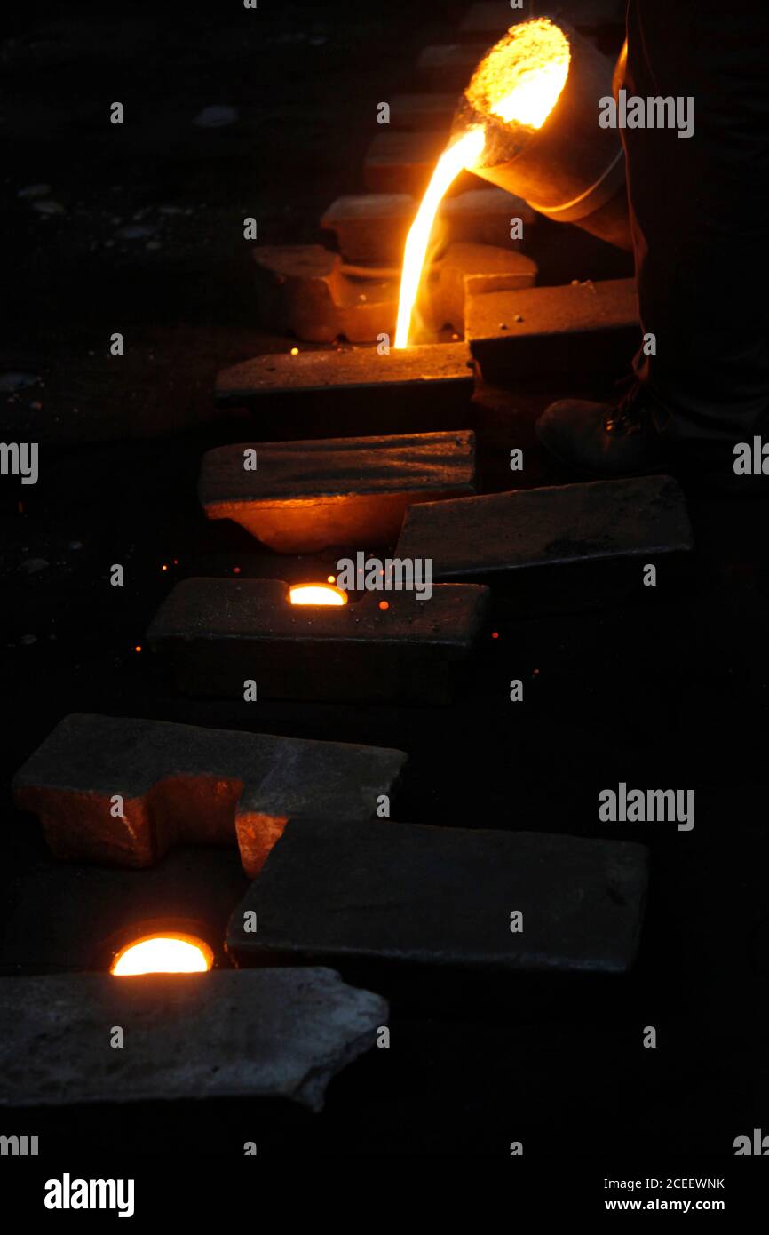 Liquid metal molding hi-res stock photography and images - Alamy