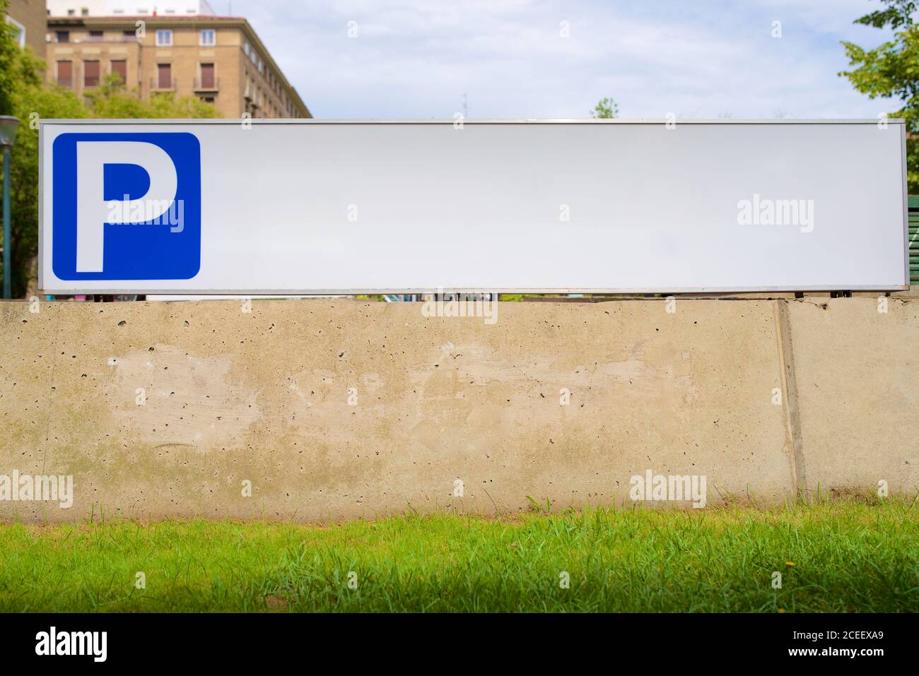 Rectangular public parking sign in Zaragoza, Spain Stock Photo - Alamy