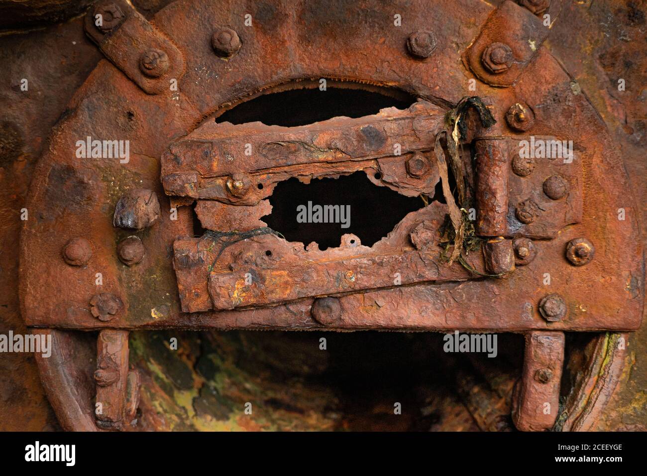 Shipwreck rusted engine Stock Photo - Alamy