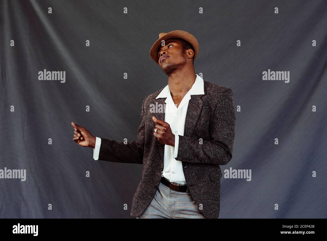 Snapping fingers hi-res stock photography and images - Alamy