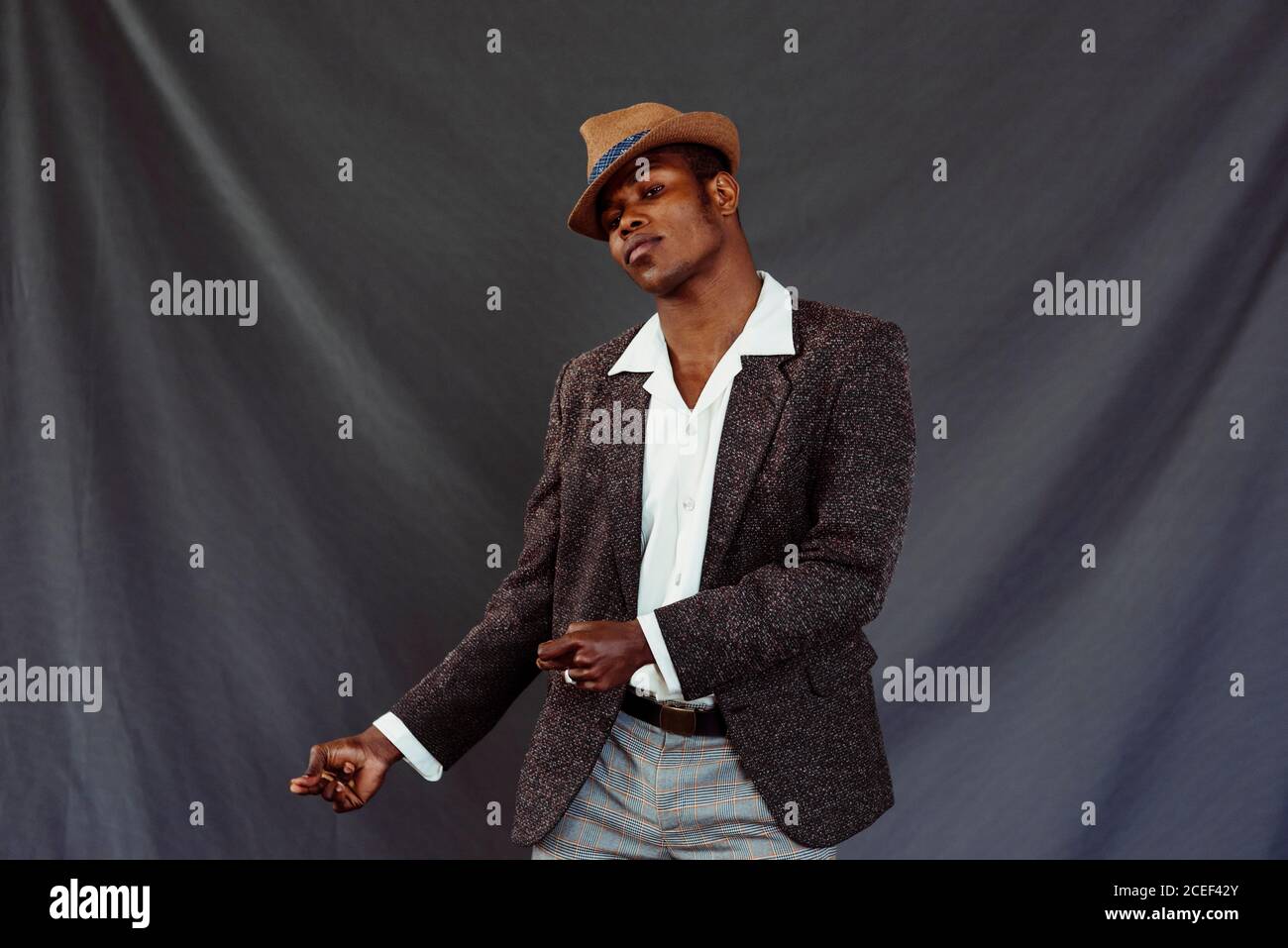 Snapping fingers hi-res stock photography and images - Alamy