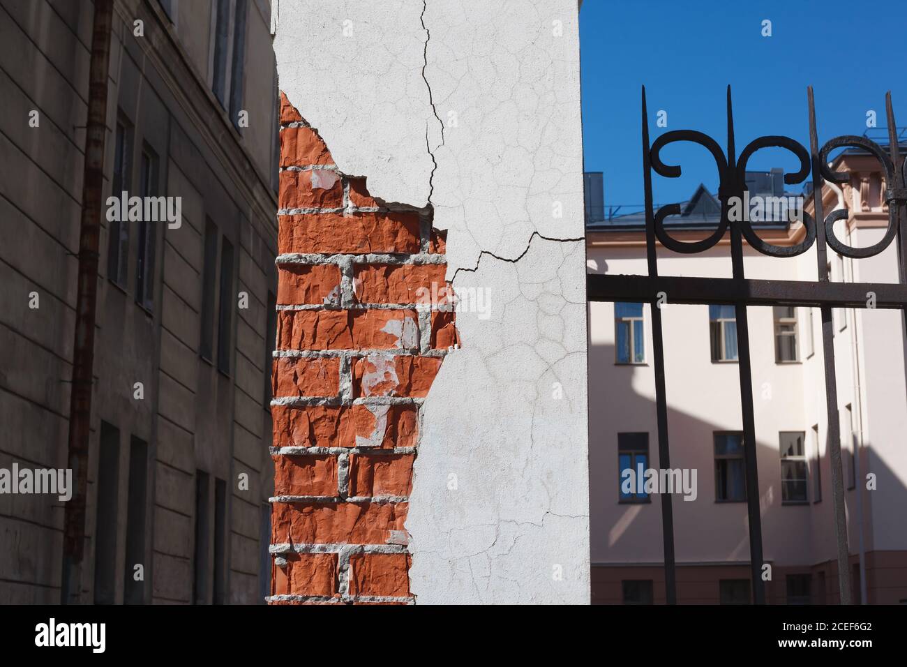 Crumbling column hi-res stock photography and images - Alamy