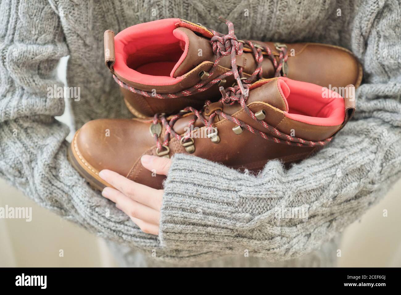 Womens hands open gift hi-res stock photography and images - Alamy