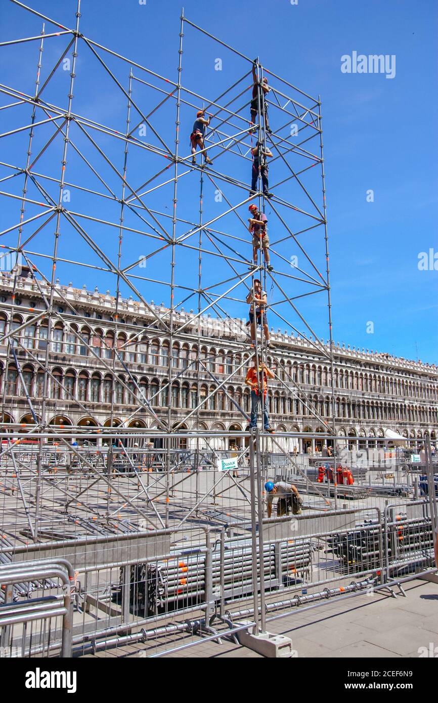 Scaffolding workers in italy hi-res stock photography and images - Alamy