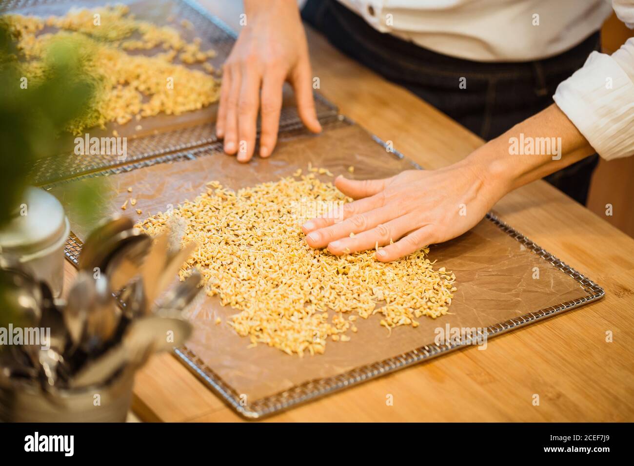 Hands food restaurant hi-res stock photography and images - Alamy