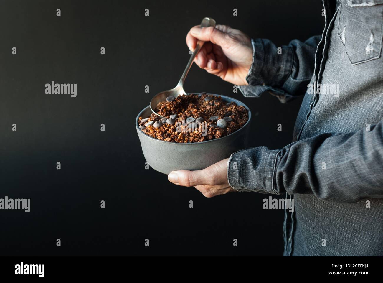 man eating crunchy quinoa granola Stock Photo - Alamy