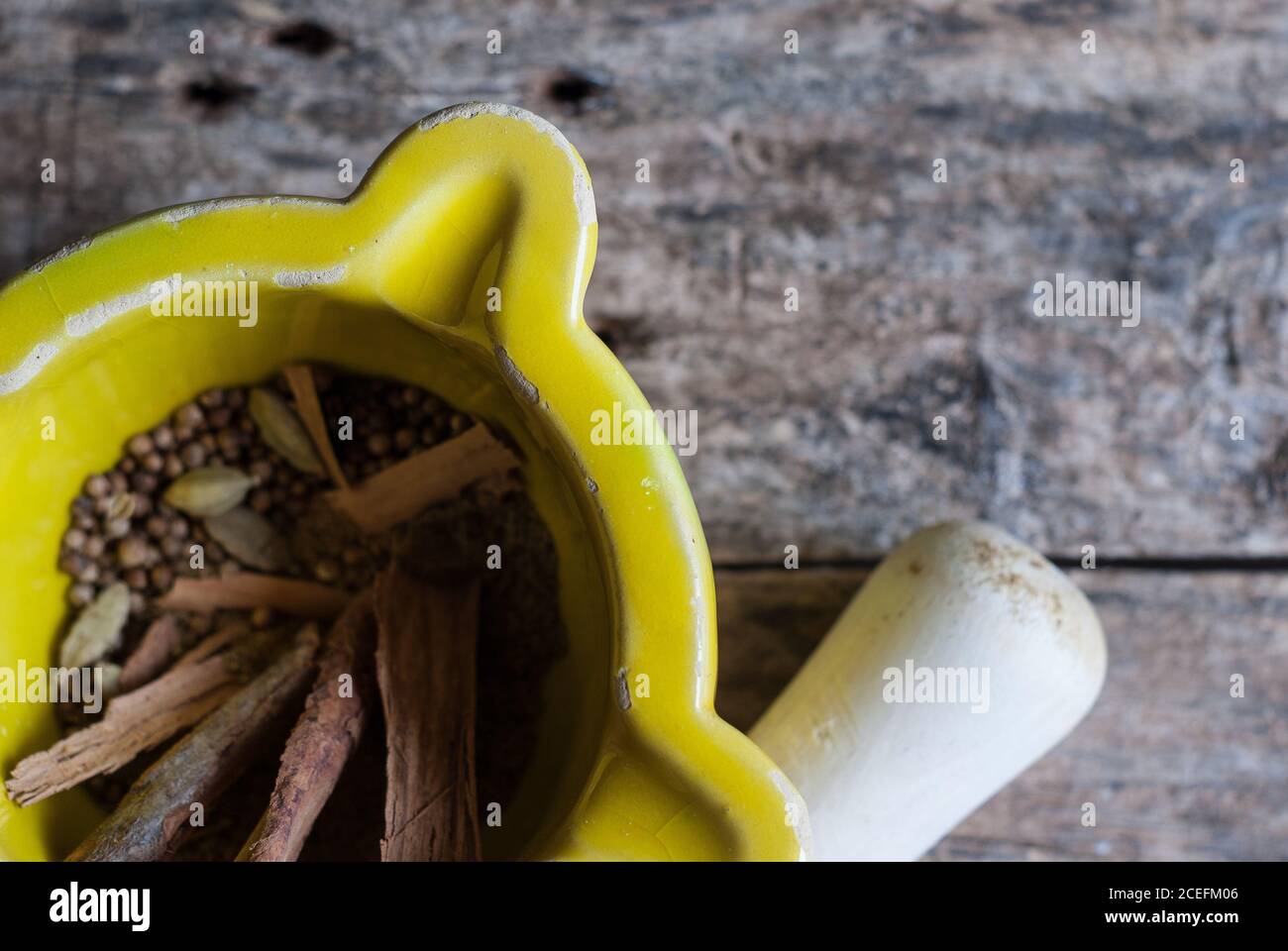 Mortal and pestle with spices Stock Photo - Alamy