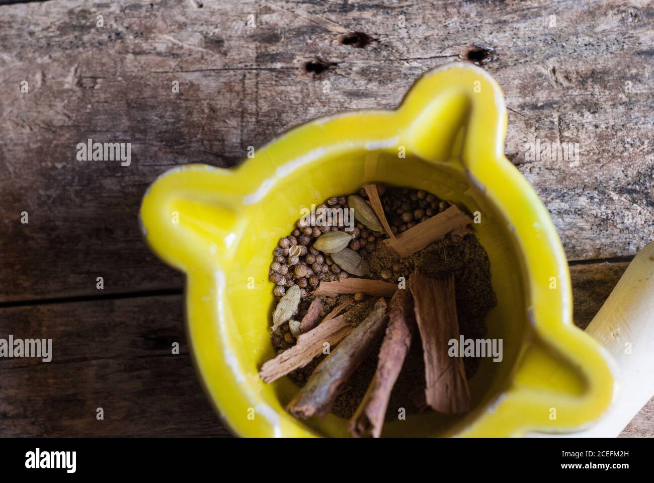 Mortal and pestle with spices Stock Photo - Alamy