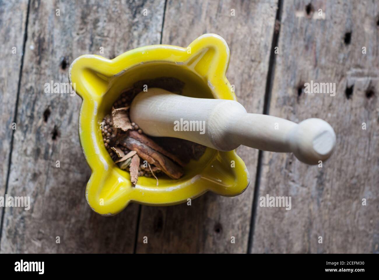 Mortal and pestle with spices Stock Photo - Alamy