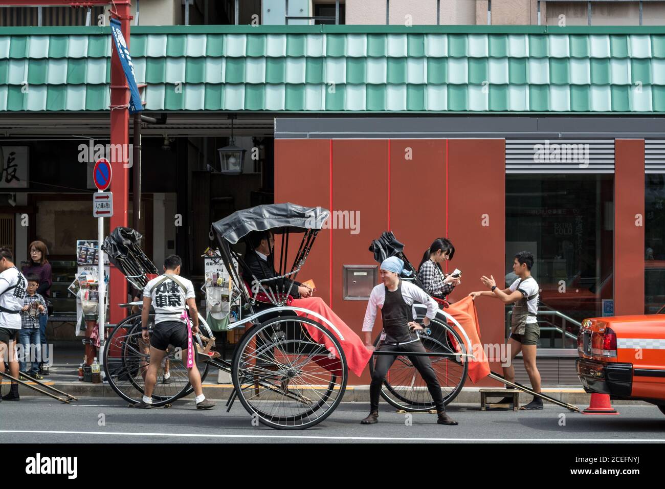 Rickshaw asakusa tokyo japan hi-res stock photography and images - Alamy