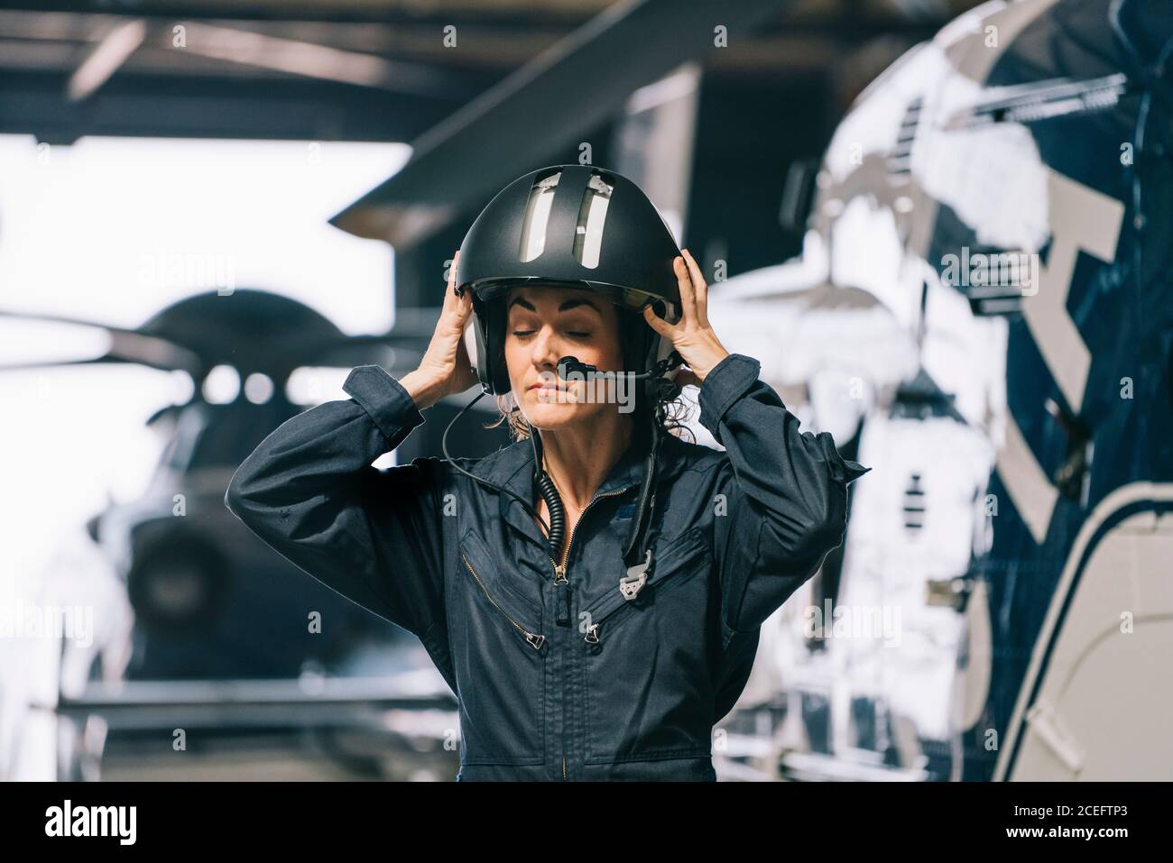 Pilot helicopter helmet hi-res stock photography and images - Alamy