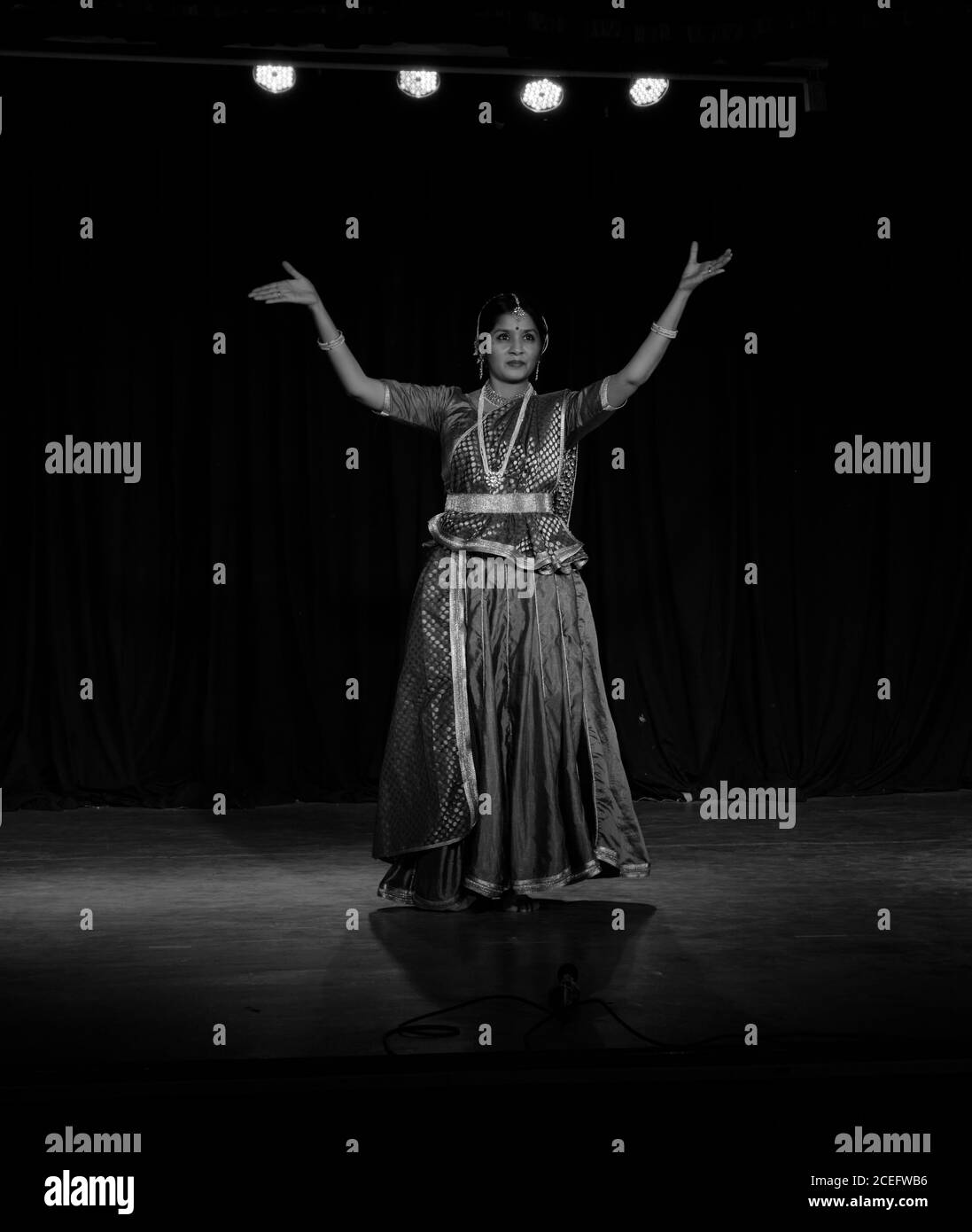 Kathak dance hi-res stock photography and images - Alamy