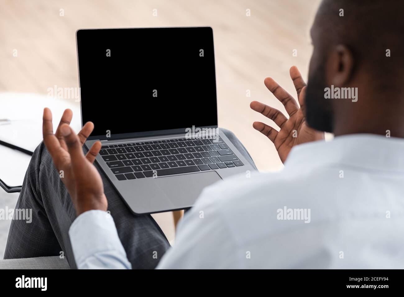 Black man computer screen hi-res stock photography and images - Alamy