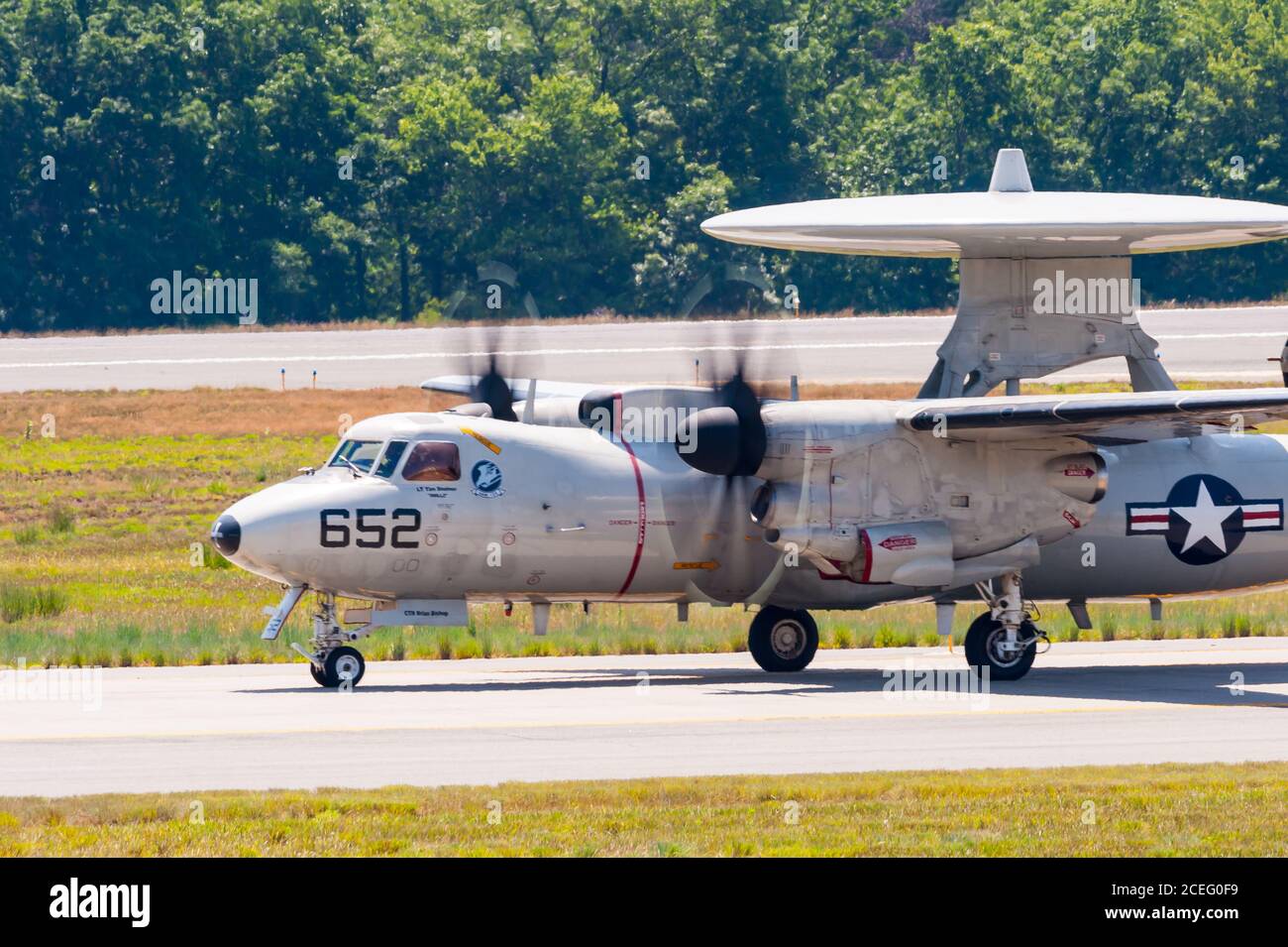 Northrop grumman e 2 hawkeye hi-res stock photography and images - Alamy