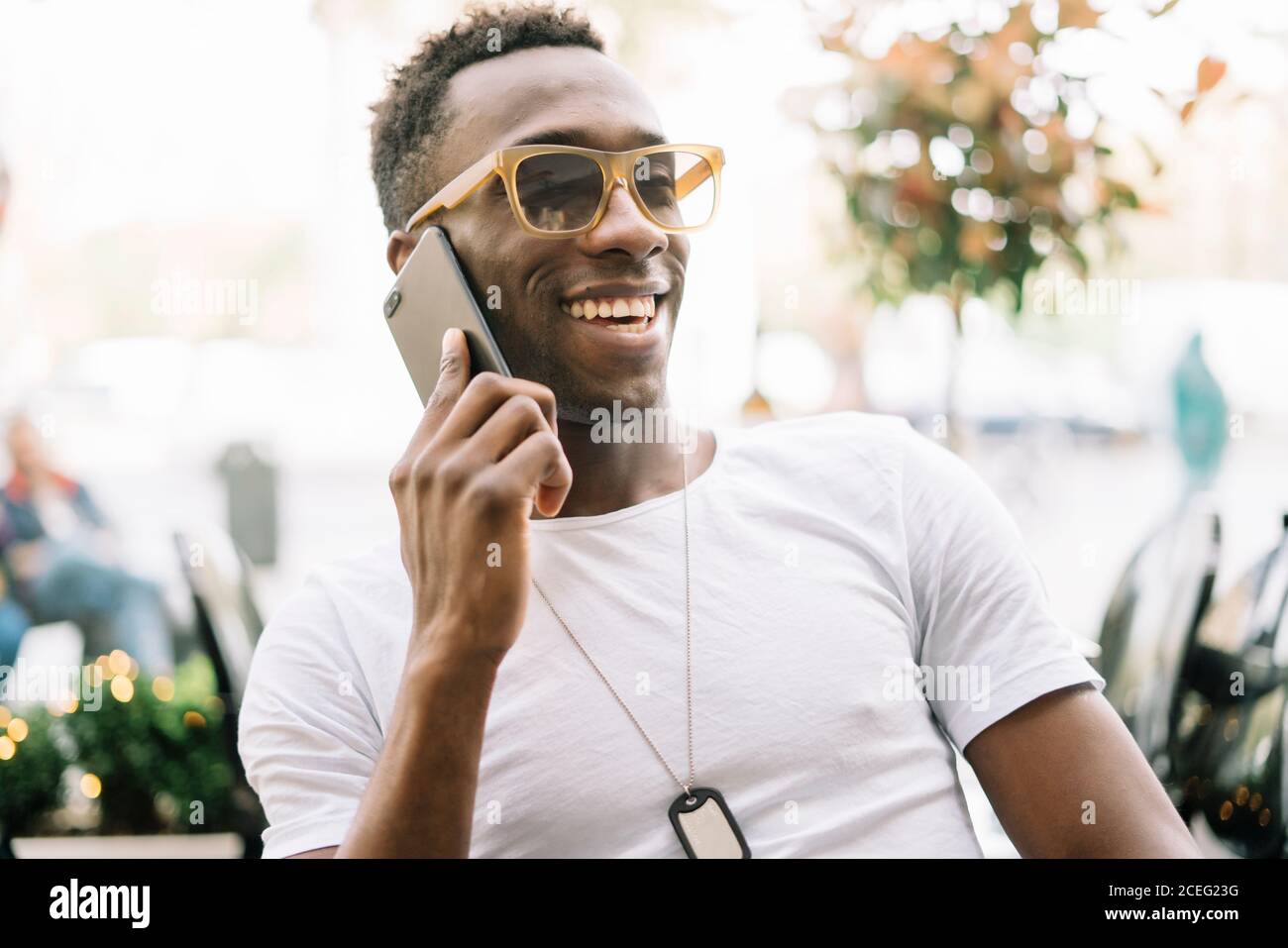 African man holding horizontal smartphone hi-res stock photography and ...