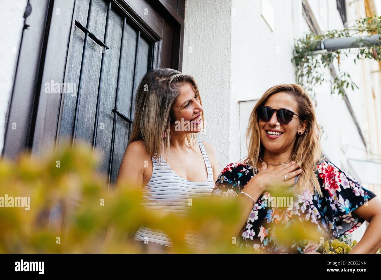 Girls next door hi-res stock photography and images - Alamy