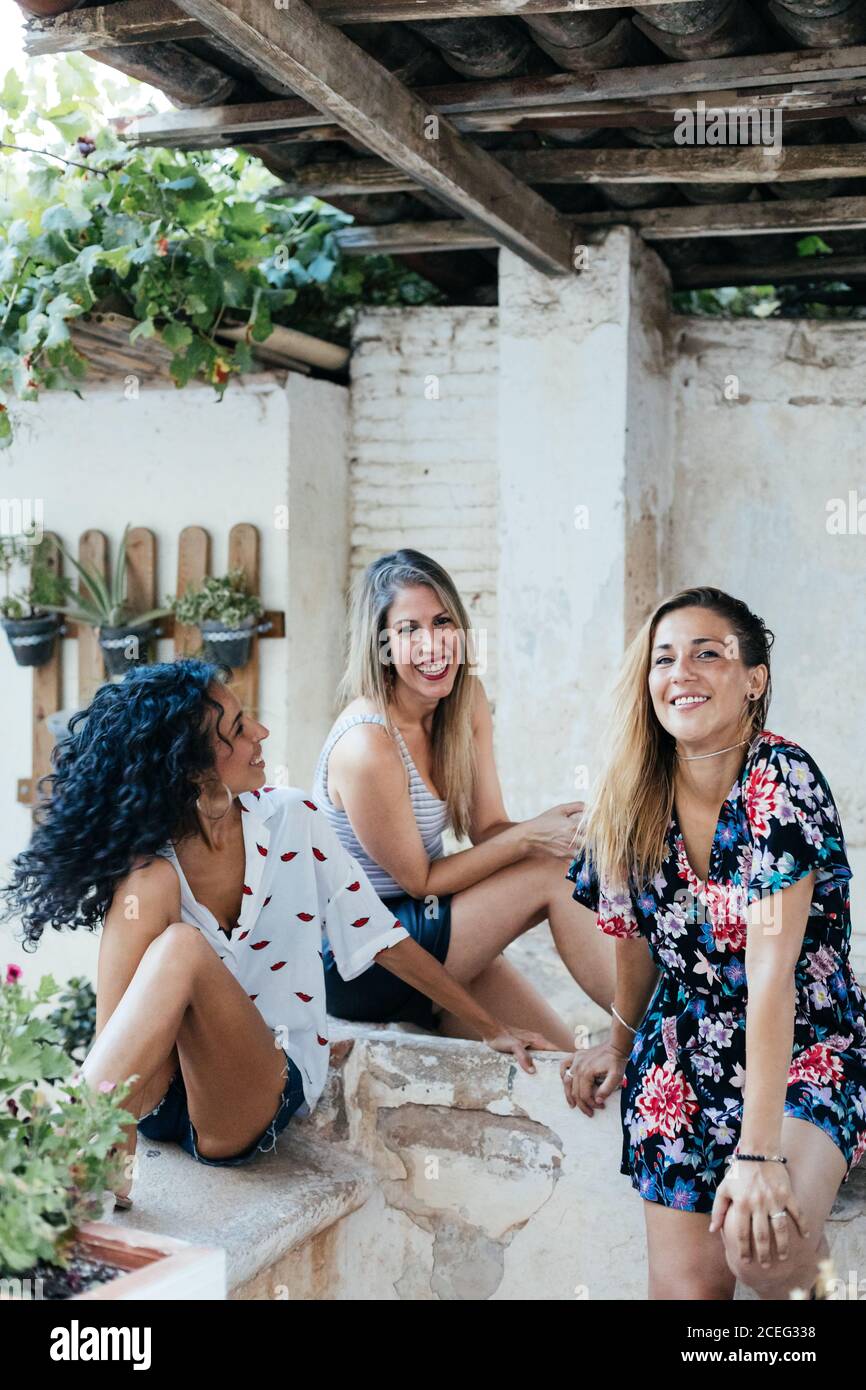 Three girls posing hi-res stock photography and images - Alamy