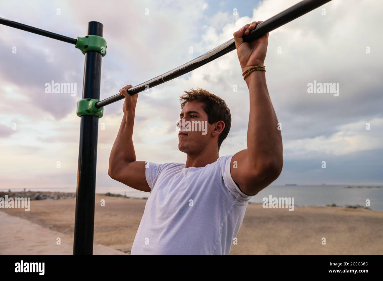 Man works out in gym hi-res stock photography and images - Alamy