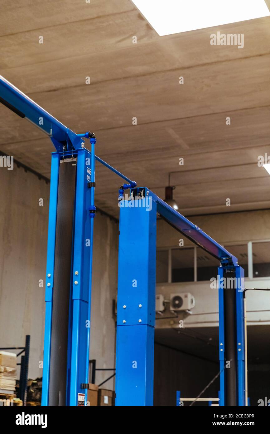 Car elevator hi-res stock photography and images - Alamy