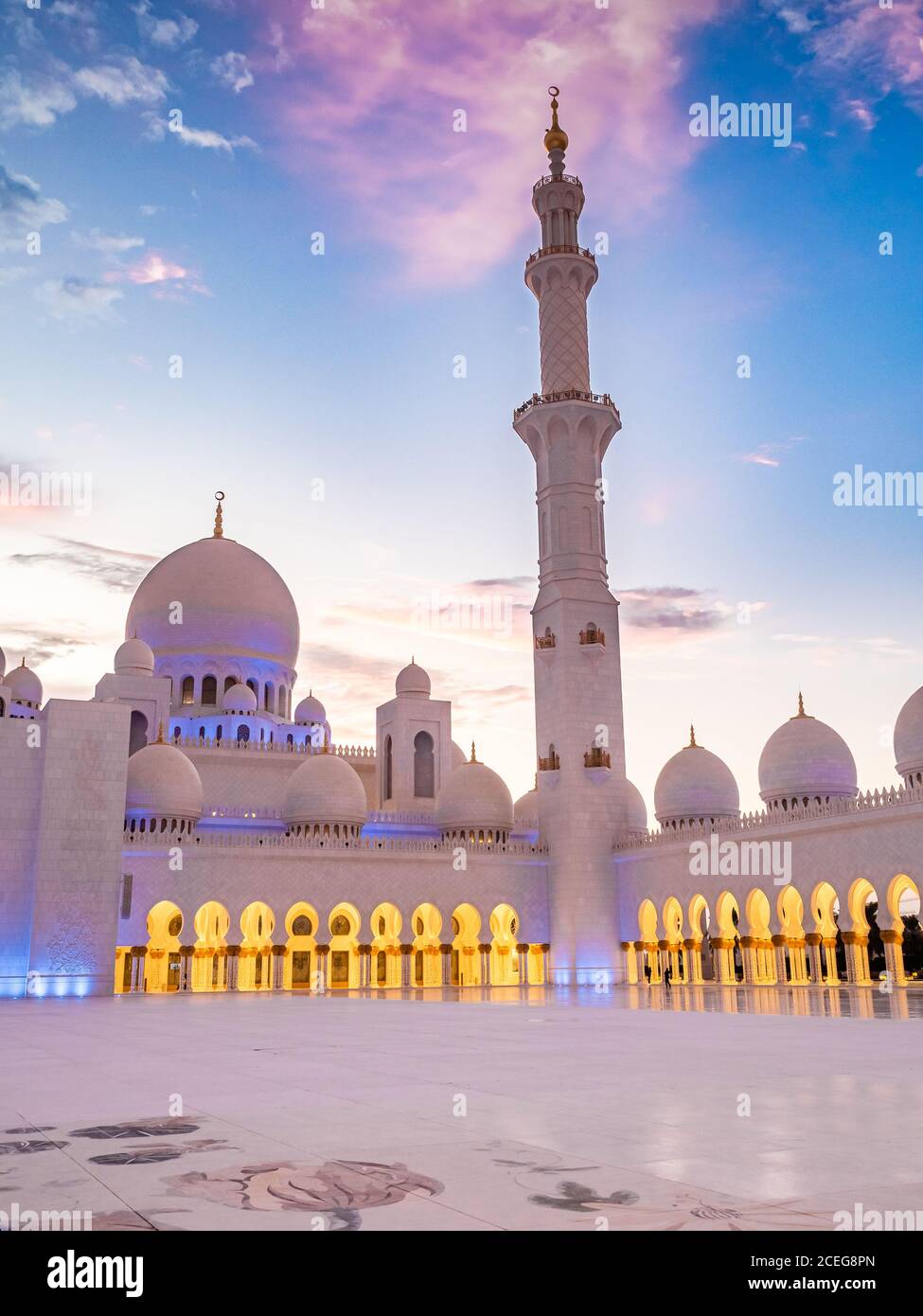 Domes and minaret of the Sheikh Zayed Grand Mosque at sunset Stock ...