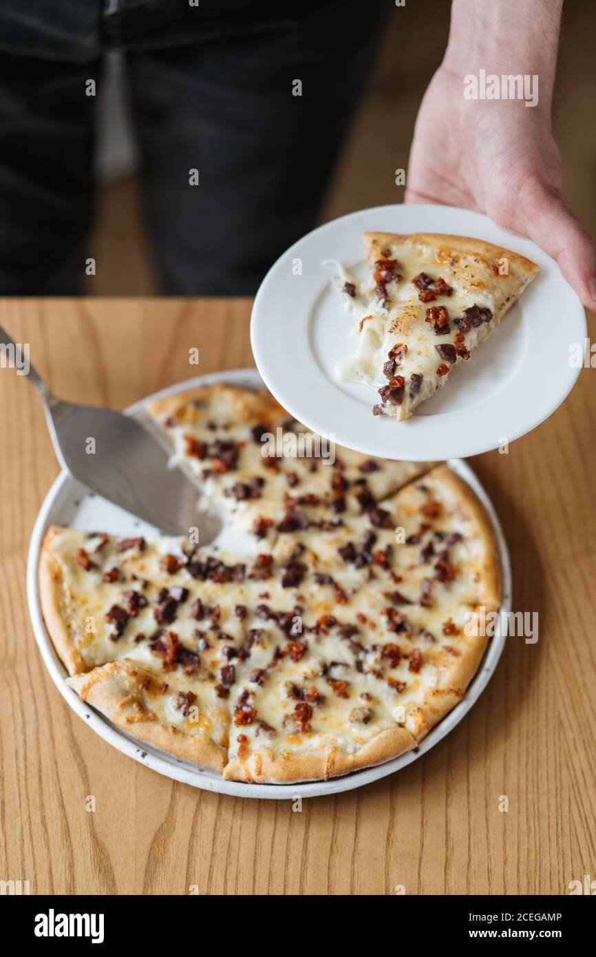 Pizza serving server table hi-res stock photography and images - Alamy