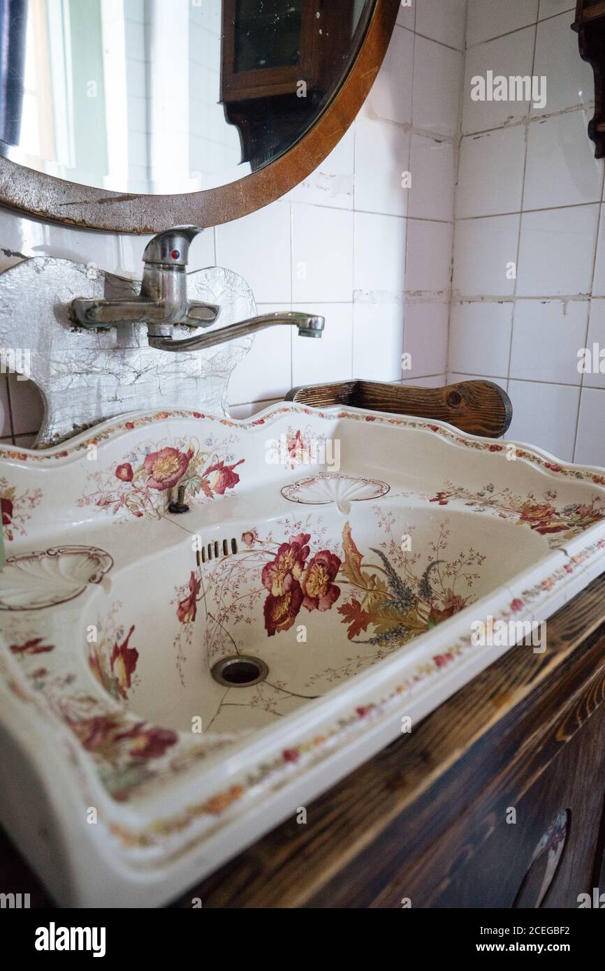 Cracked sink hi-res stock photography and images - Alamy