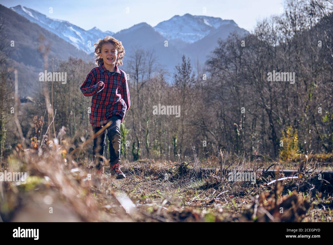 Running side building hi-res stock photography and images - Alamy