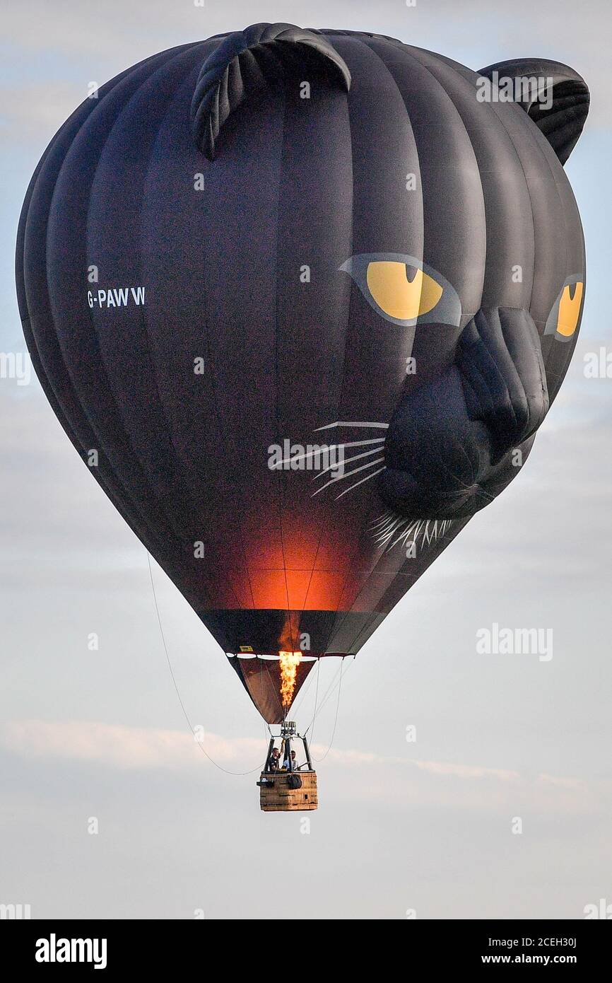 Flying across city playing hi-res stock photography and images - Alamy