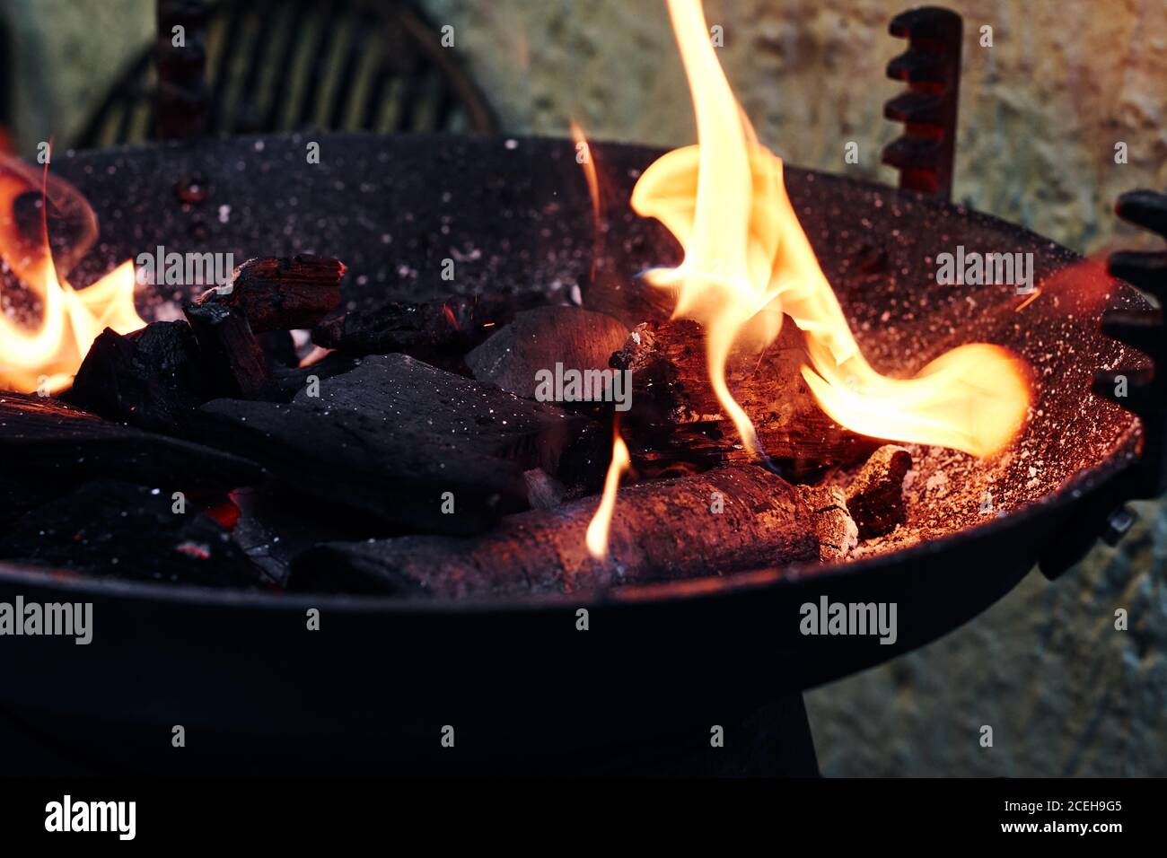 Burning fire grill hi-res stock photography and images - Alamy
