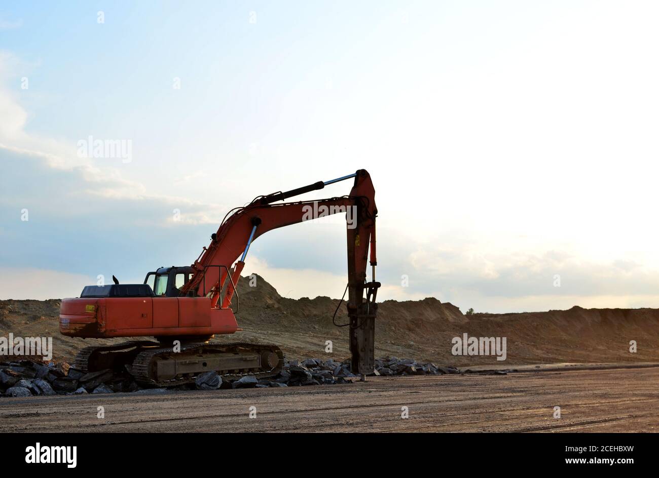Crawler excavator with hydraulic hammer for the destruction of concrete ...