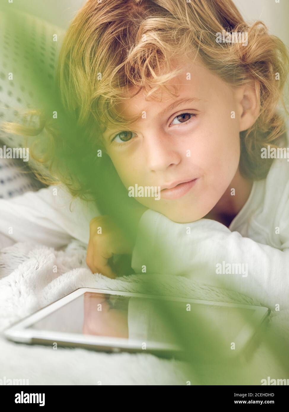 Kid using tablet screen hi-res stock photography and images - Alamy