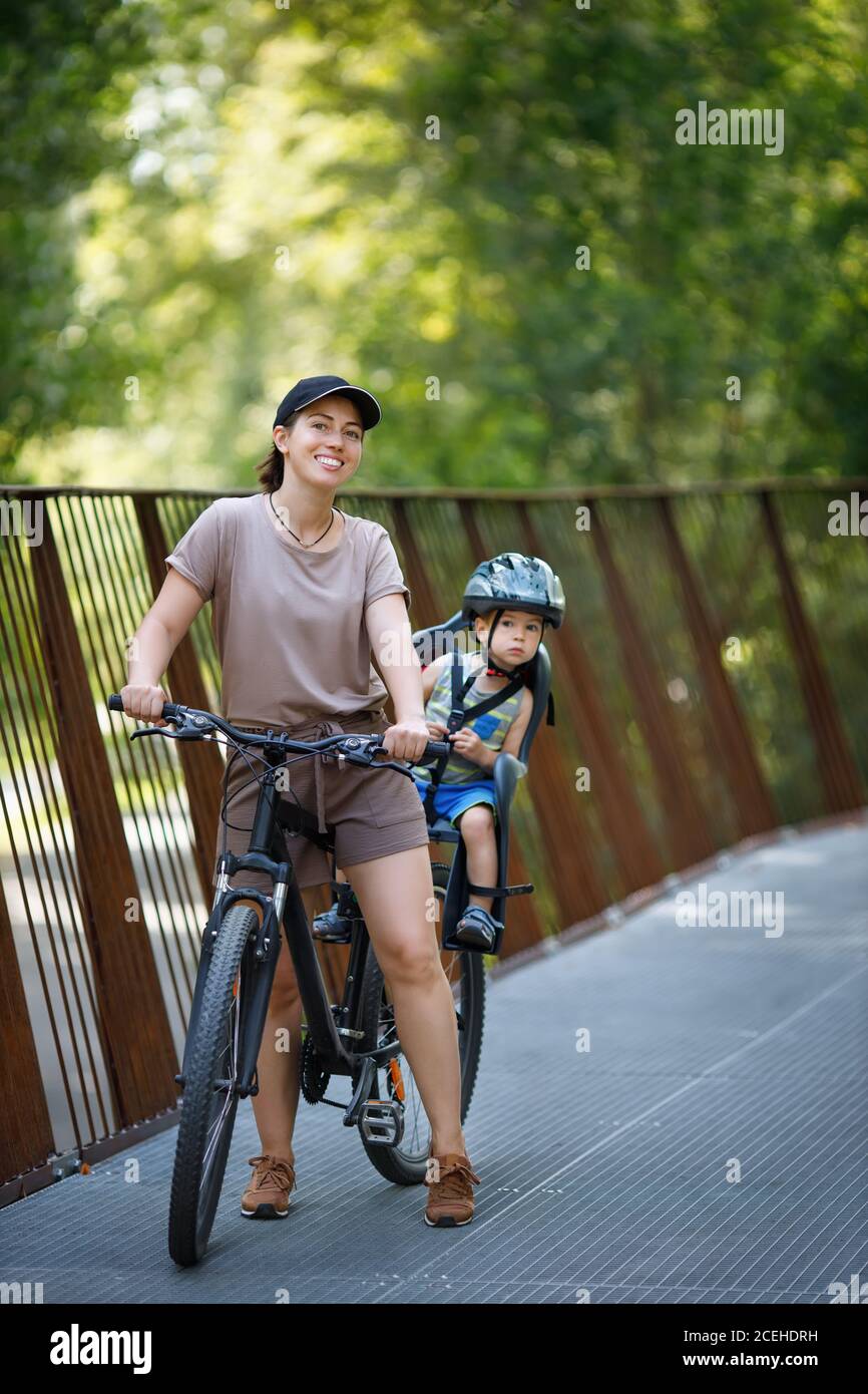 Lifestyle mother hi-res stock photography and images - Alamy