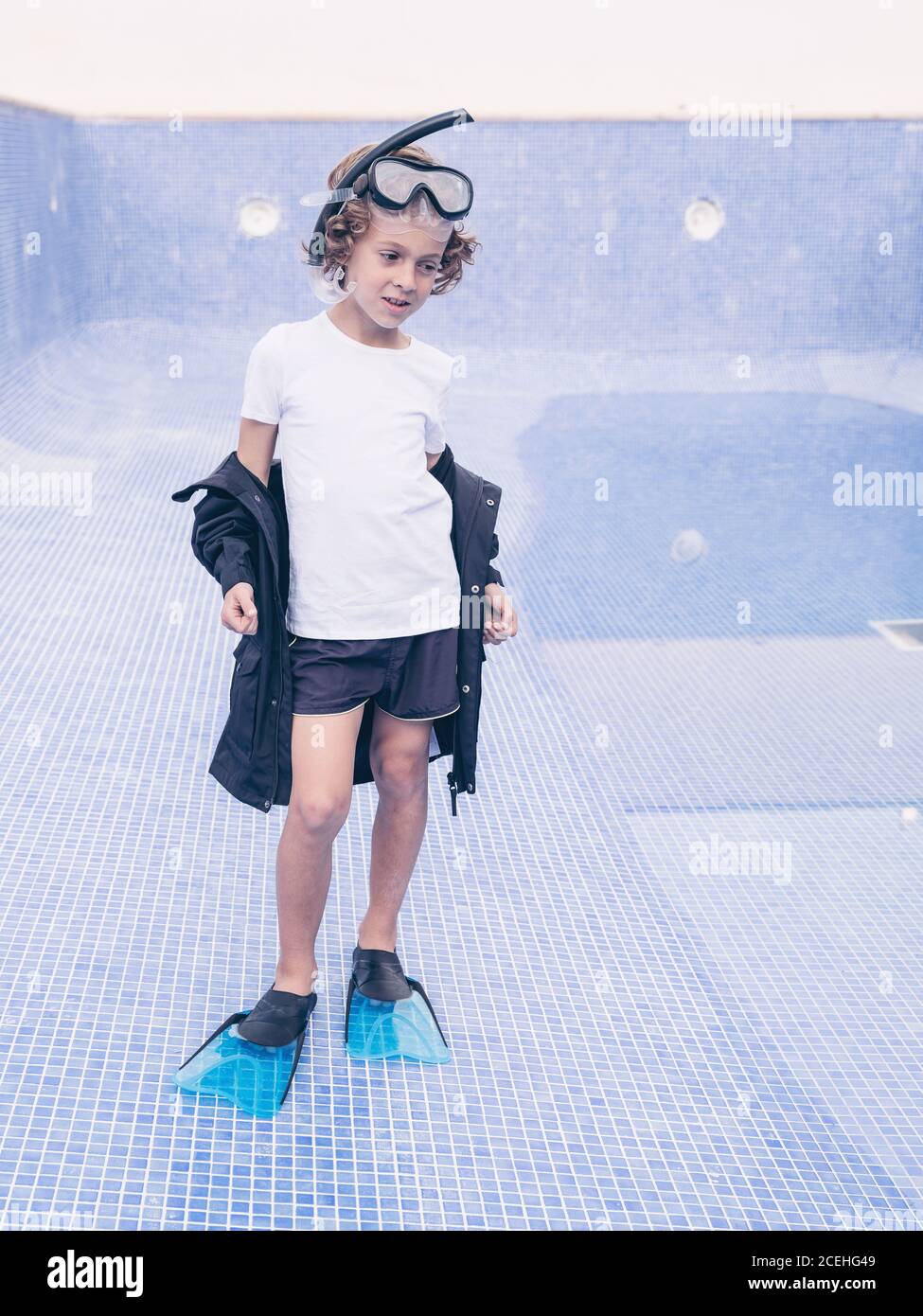 Diving in an empty swimming pool hi-res stock photography and images ...