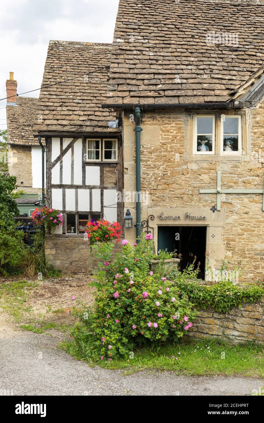 Corner house lacock hi-res stock photography and images - Alamy