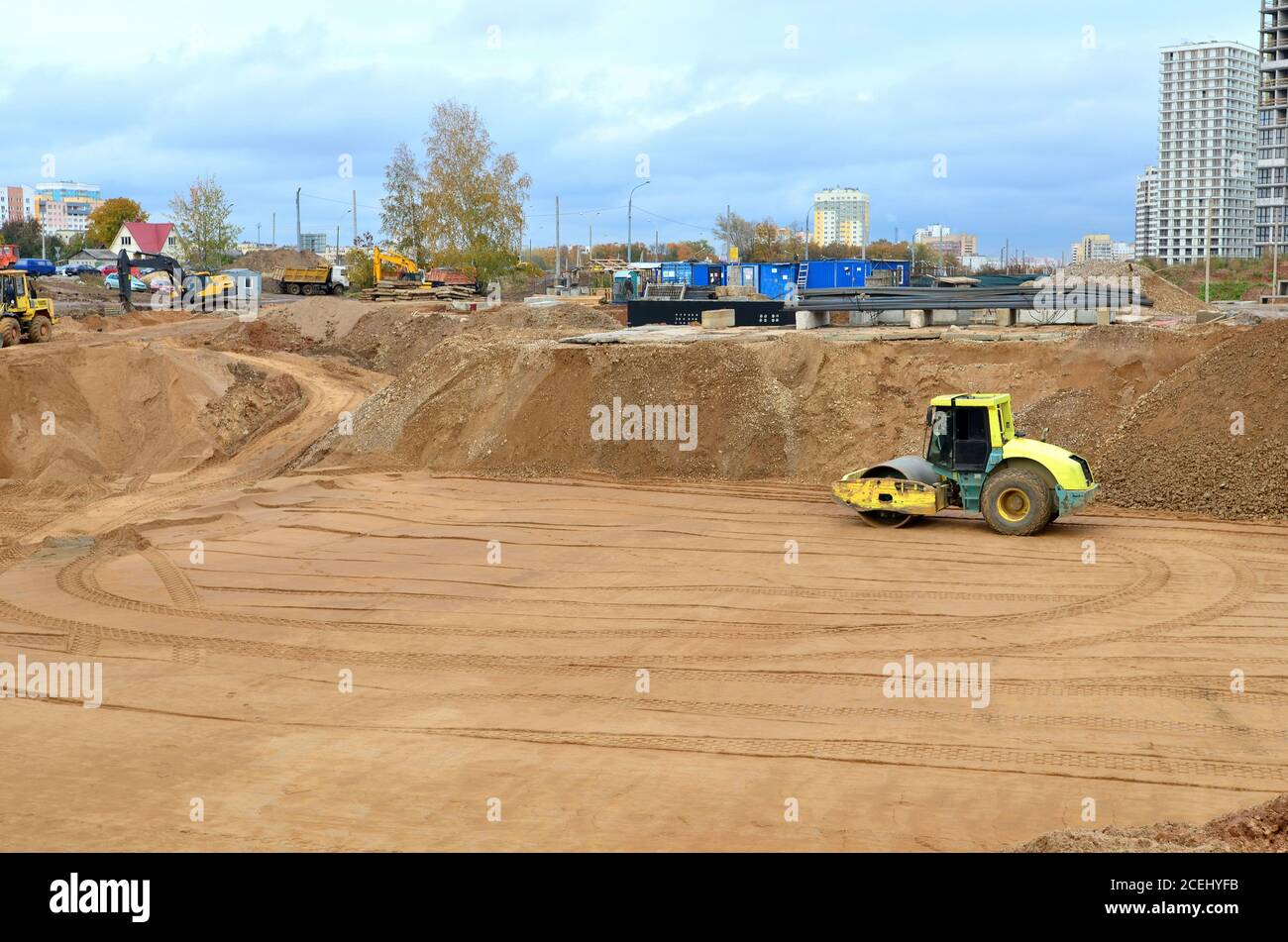 Vibration single-cylinder road roller leveling the ground for the ...